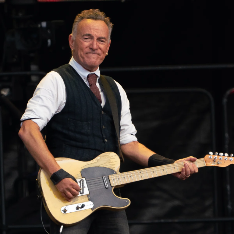 Bruce Springsteen and Robert De Niro Announce Plans to Leave the U.S. – Citing Growing Unrest ...